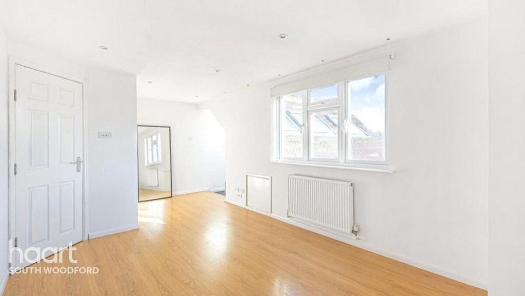 Chigwell Road, South Woodford 1 bed flat for sale - £230,000