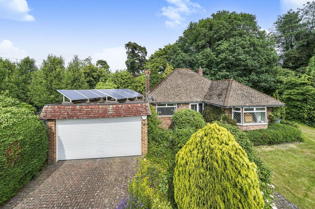 Horsham Road, Handcross RH17 2 bed detached bungalow for sale - £600,000