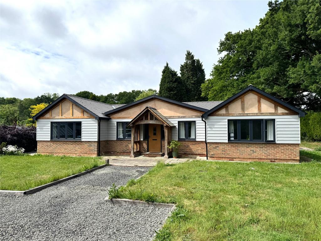 Henfold Lane, Beare Green, Dorking... 3 bed bungalow - £2,500 pcm (£577 pw)