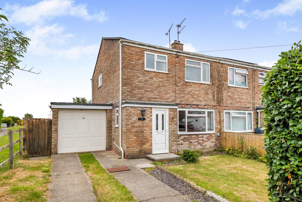 Sarum Drive, Devizes SN10 3 bed semi-detached house - £300,000