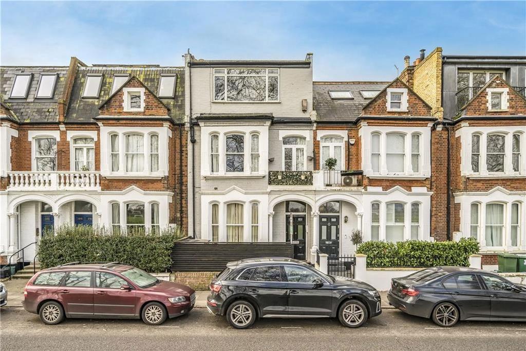 Rocks Lane, London SW13 2 bed flat - £525,000