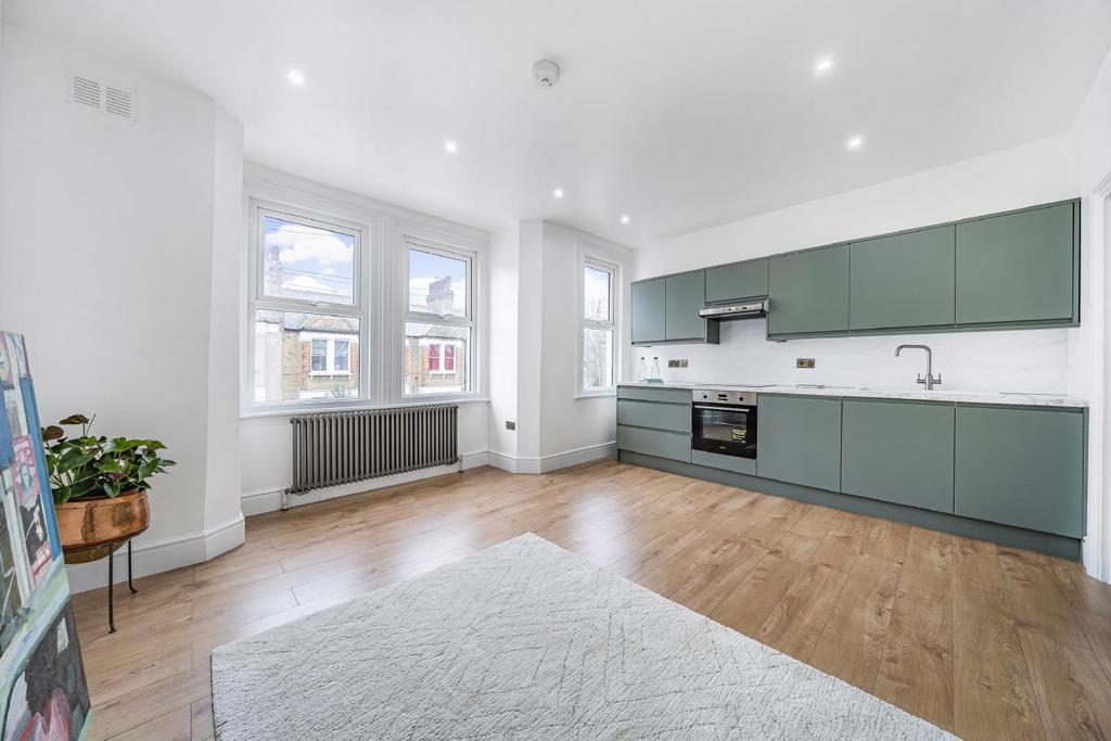 Laleham Road, Catford, London, SE6 2 bed flat - £350,000