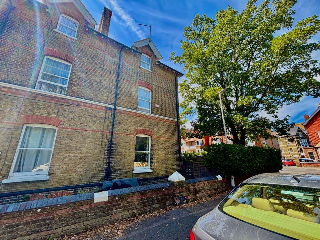 Westgate Bay Avenue, Westgate, Kent, CT8 2 bed flat - £995 pcm (£230 pw)