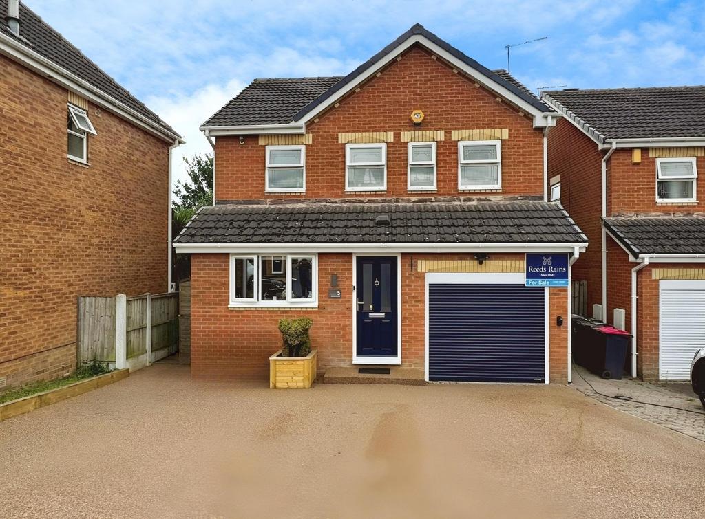 Roddis Close, Sheffield S25 4 bed detached house - £300,000