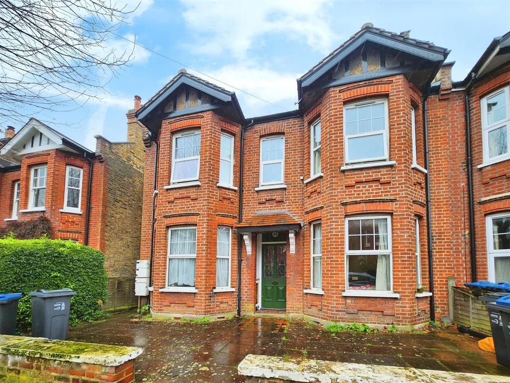 Cromwell Road, Wimbledon SW19 2 bed maisonette - £1,900 pcm (£438 pw)
