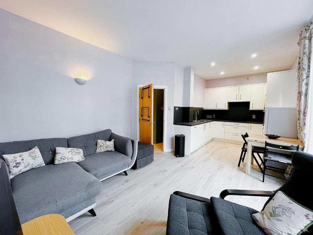 BRITANNIA HOUSE, 16, YORK PLACE 2 bed penthouse to rent - £1,350 pcm (£ ...