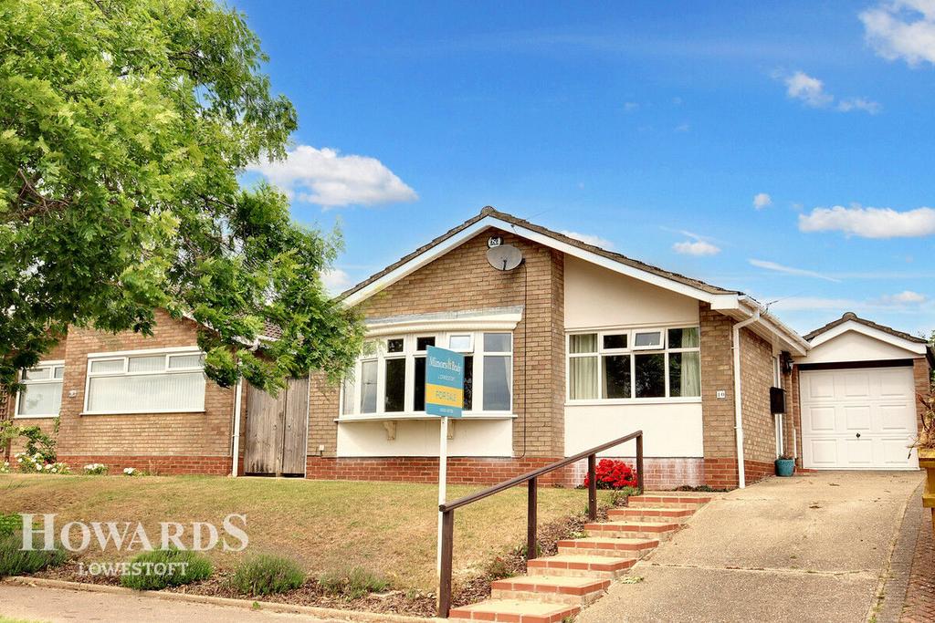 Tunstall Drive, Lowestoft 3 bed detached bungalow for sale - £260,000