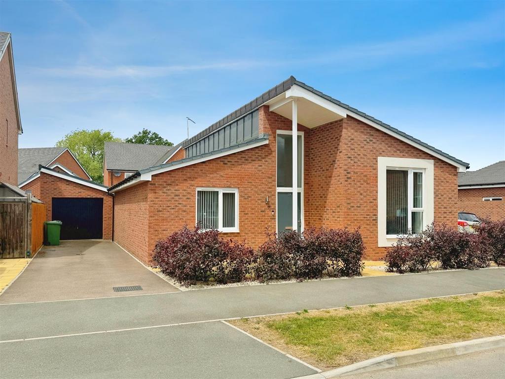 Poplar Drive, Meon Vale... 2 bed detached bungalow for sale - £375,000