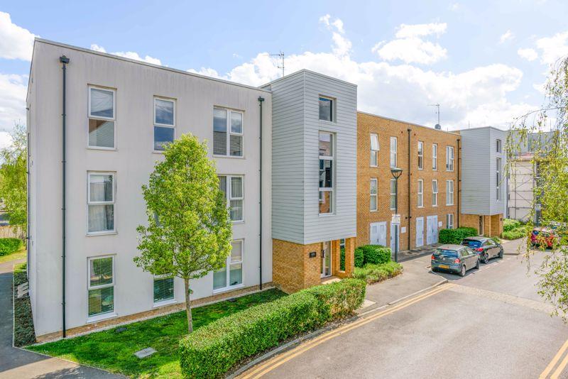 Hawker Drive, Addlestone KT15 1 bed apartment - £264,000