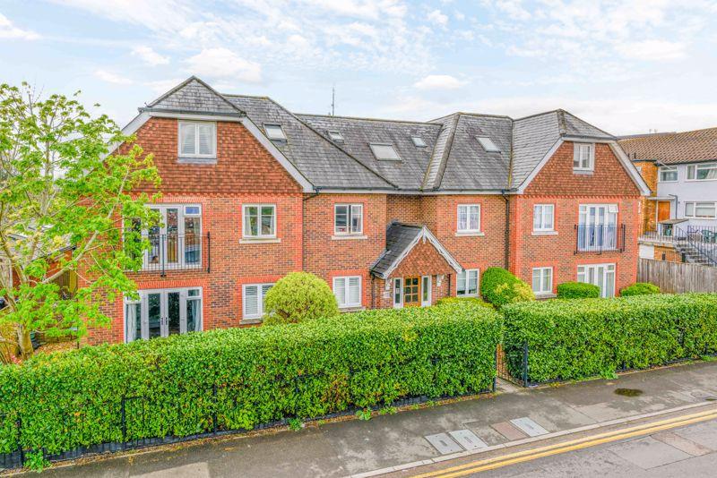 Corrie Road, Addlestone KT15 2 bed apartment for sale - £250,000