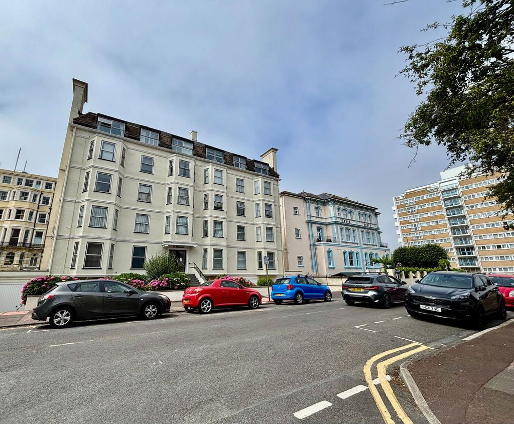 Trinity Place, Eastbourne BN21 2 bed flat - £1,200 pcm (£277 pw)