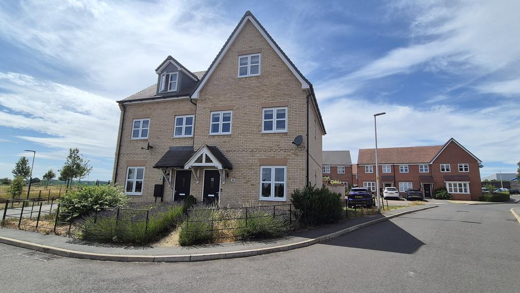 Kingfisher Drive, Southam, CV47 3 bed semi-detached house - £324,995