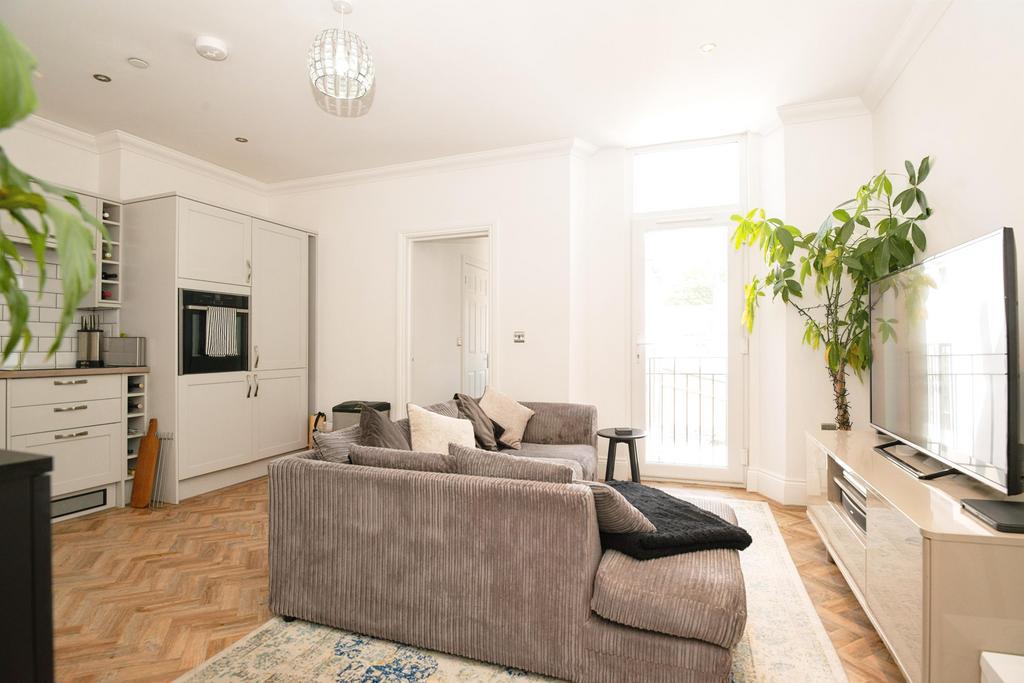 Severn Grove, Cardiff, CF11 2 bed flat - £1,300 pcm (£300 pw)