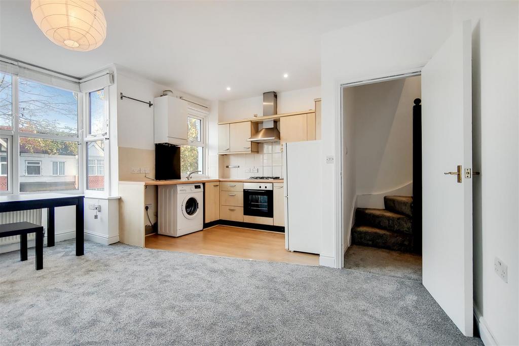 Northfields Avenue, W13 3 bed apartment - £2,500 pcm (£577 pw)