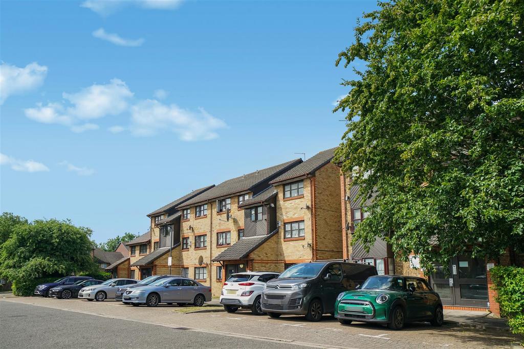 Kestrel Close, Neasden Studio for sale - £170,000