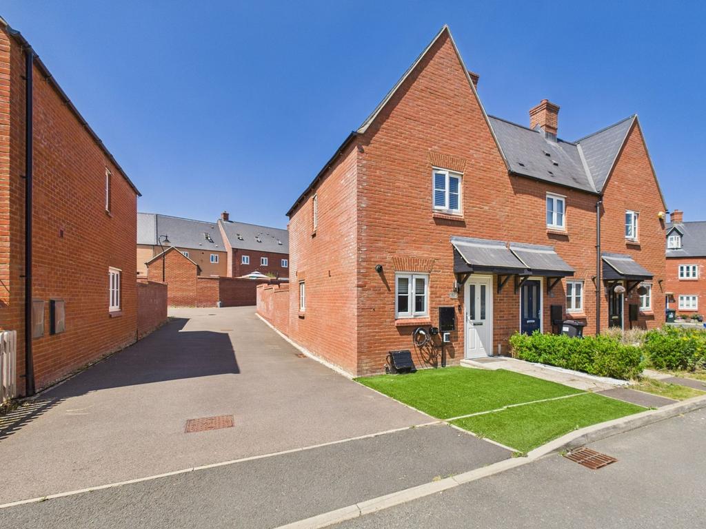 Catterick Way, Towcester, NN12 2 bed end of terrace house for sale - £ ...
