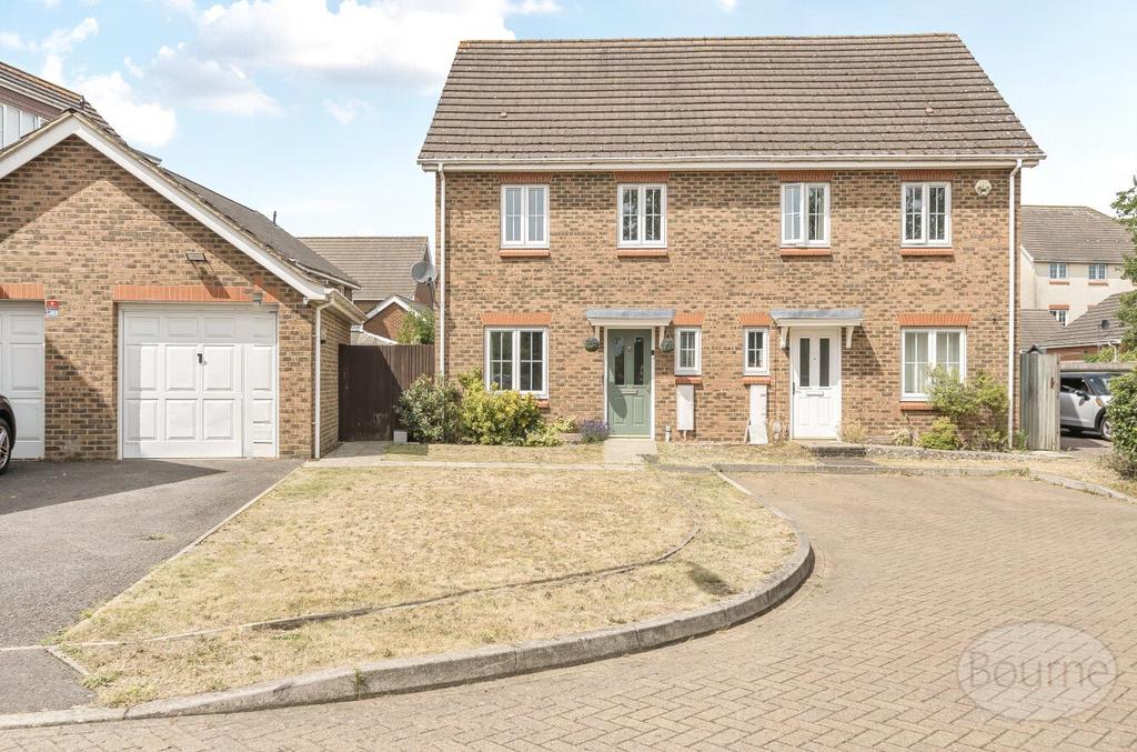 Badger Way, Aldershot GU12 3 bed semi-detached house for sale - £400,000