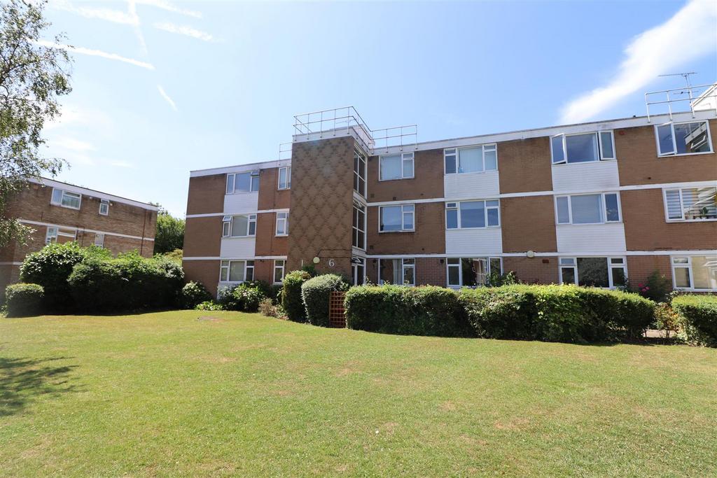 Boreham Holt, Elstree, Borehamwood 2 bed flat - £1,650 pcm (£381 pw)