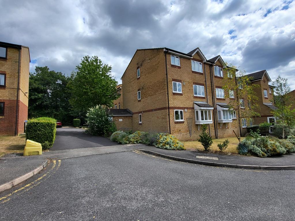 Sandown Road, Watford, WD24 1 bed flat - £1,250 pcm (£288 pw)