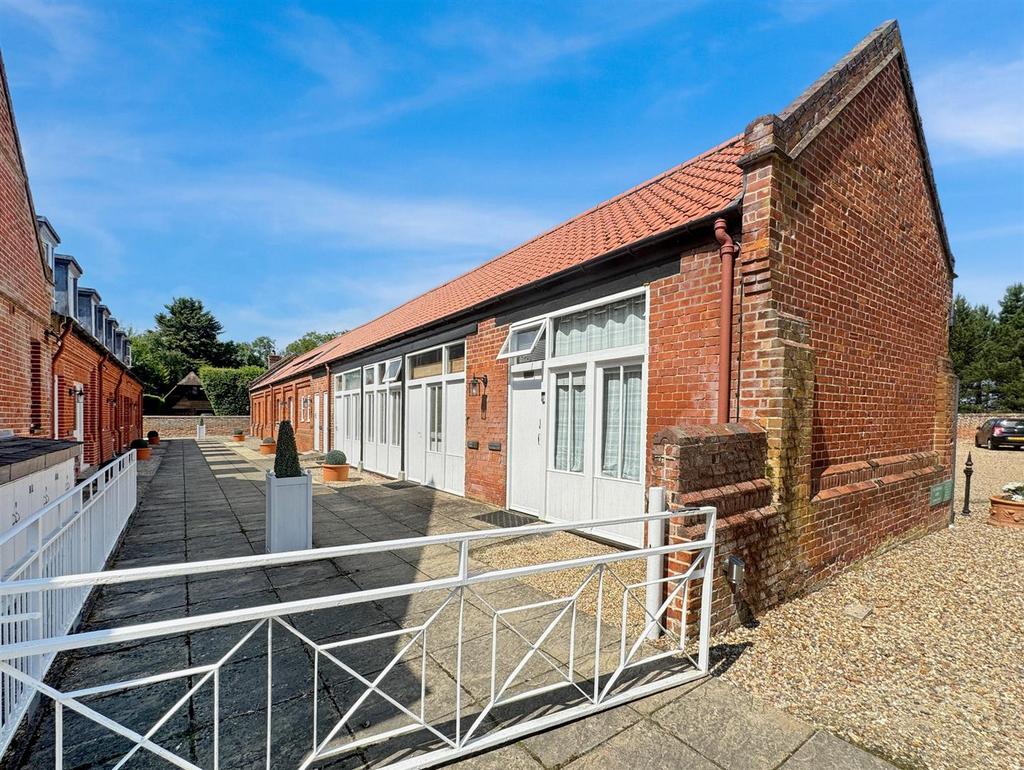 Saling Grove, Great Saling 1 bed mews - £795 pcm (£183 pw)