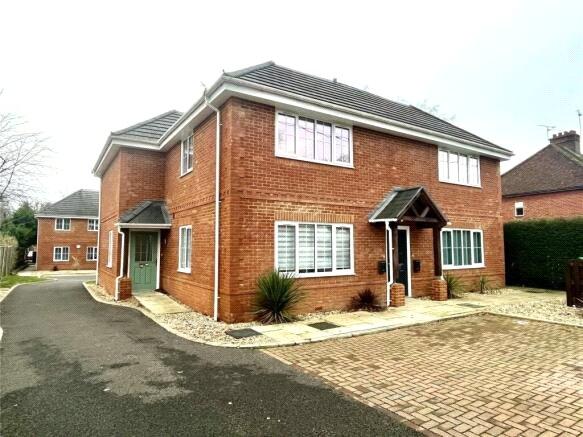 Station Road East, Surrey GU12 1 bed apartment - £1,225 pcm (£283 pw)