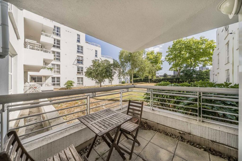 Barrier Point Road, London E16 2 bed flat for sale - £450,000