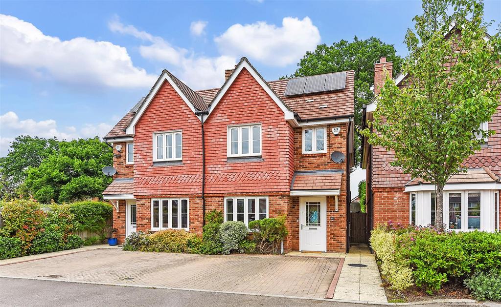 Orchard Farm Close, Liphook 3 bed semi-detached house - £475,000