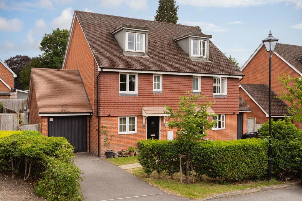 Duckworth Drive, Leatherhead KT22 4 bed semi-detached house for sale ...