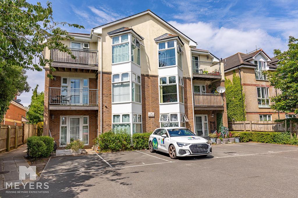 Richmond Park Road, Bournemouth, BH8 8TW 2 bed flat - £195,000