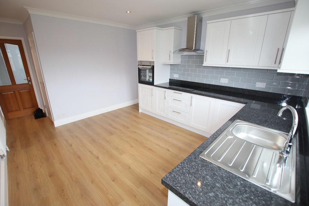 Gainsborough Close, Clacton on Sea, CO16 2 bed detached bungalow - £270,000