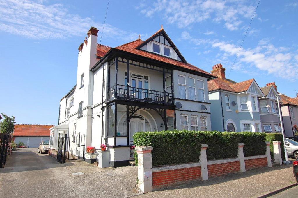 Freeland Road, Clacton on Sea, CO15 6 bed detached house - £600,000