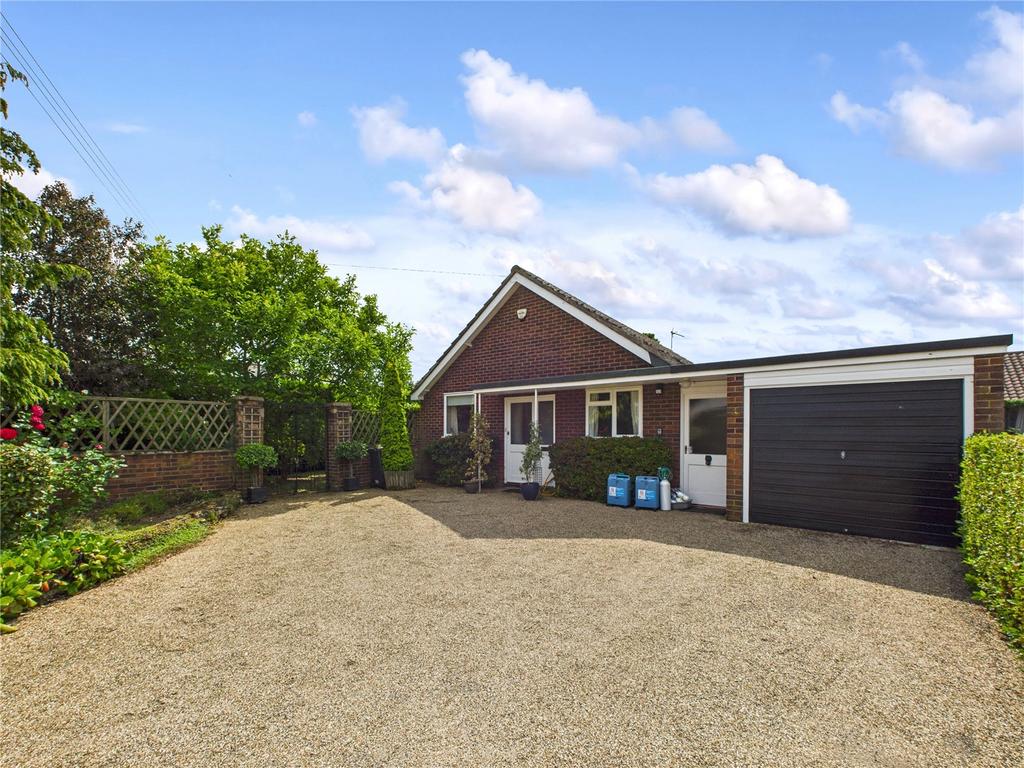 Church Road, Chelmondiston, Ipswich... 4 bed bungalow for sale - £450,000