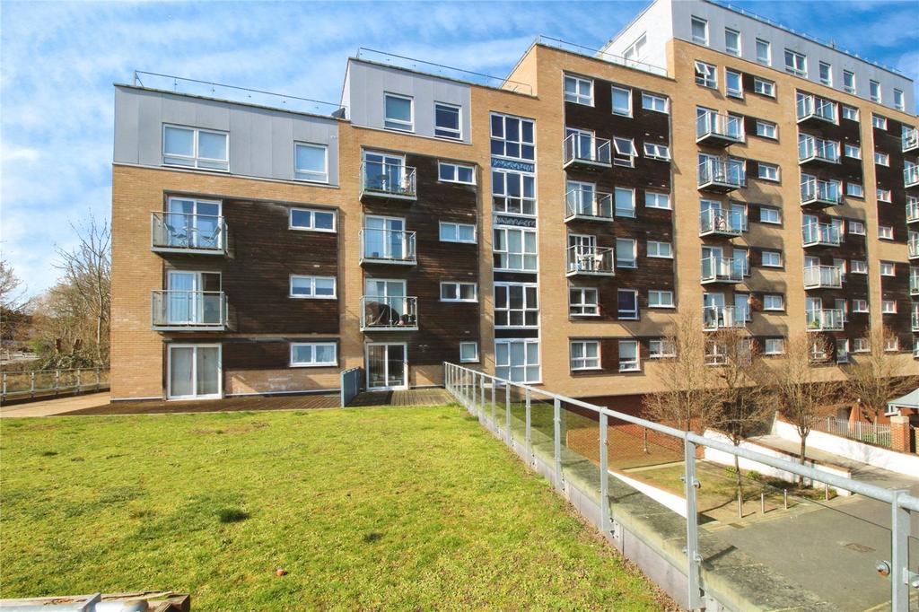 Cherrydown East, Basildon, SS16 2 bed apartment - £1,450 pcm (£335 pw)