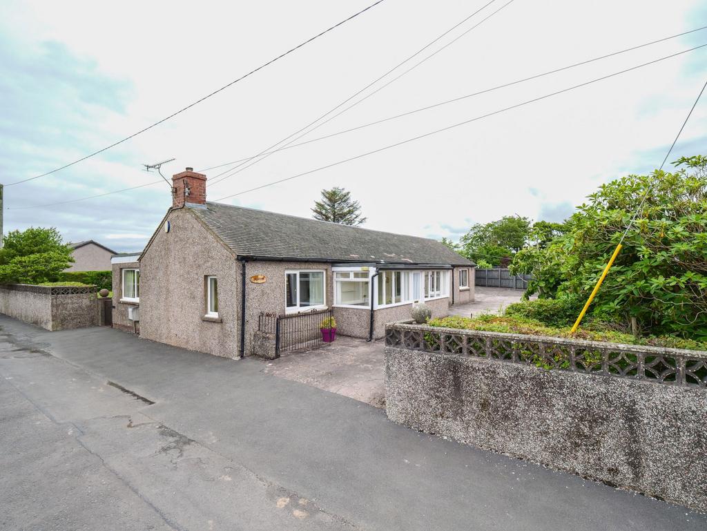 Lochfield, Carlisle Road, Annan DG12 3 bed detached bungalow - £180,000