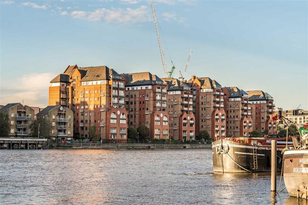 William Morris Way, London SW6 2 bed flat - £2,947 pcm (£680 pw)