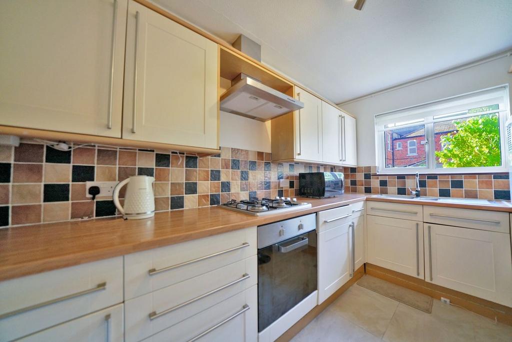 Buckingham Road, Harrow HA1 1 bed flat - £250,000
