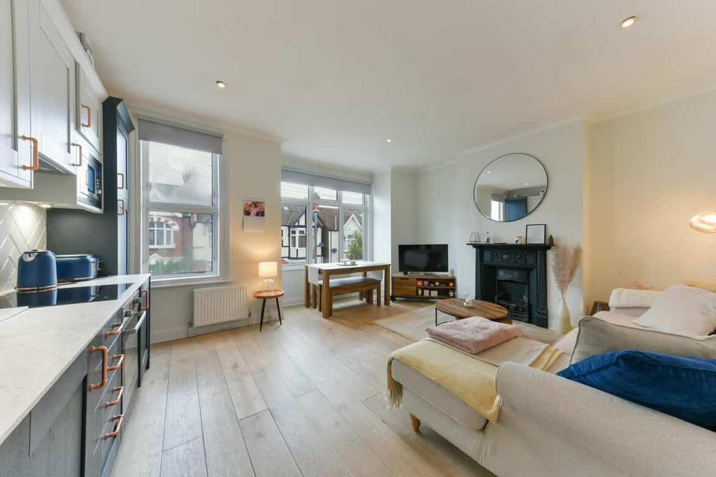 Ribblesdale Road, London SW16 2 bed flat - £2,250 pcm (£519 pw)