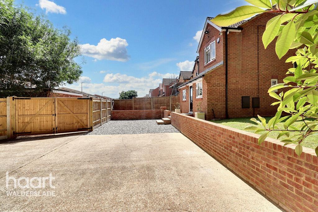 Mafeking Road, Chatham 3 bed detached house for sale - £450,000