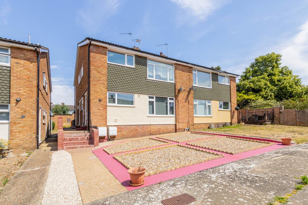 Suffolk Close, Colchester, CO4 2 bed maisonette - £200,000