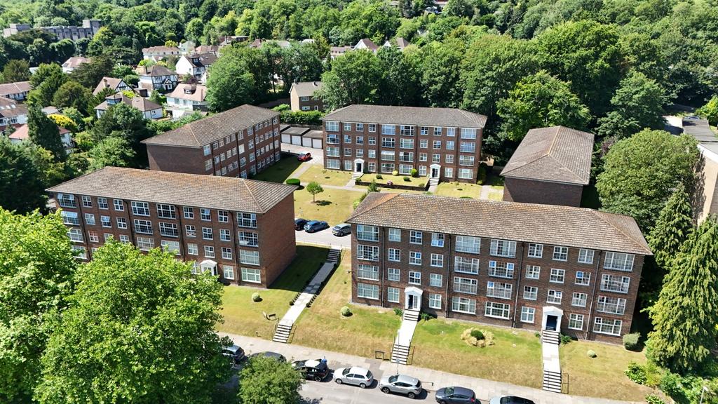 Regency Court Withdean Rise... 2 bed flat - £1,550 pcm (£358 pw)