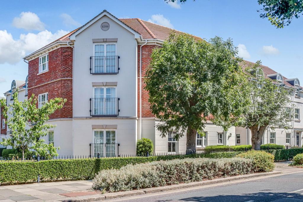 Acacia Drive, Thorpe Bay SS1 2 bed apartment for sale - £350,000