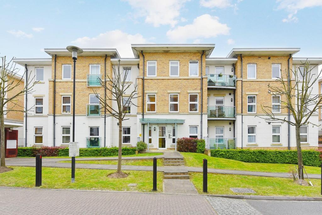 Highbury Drive, Leatherhead KT22 2 bed apartment - £1,700 pcm (£392 pw)