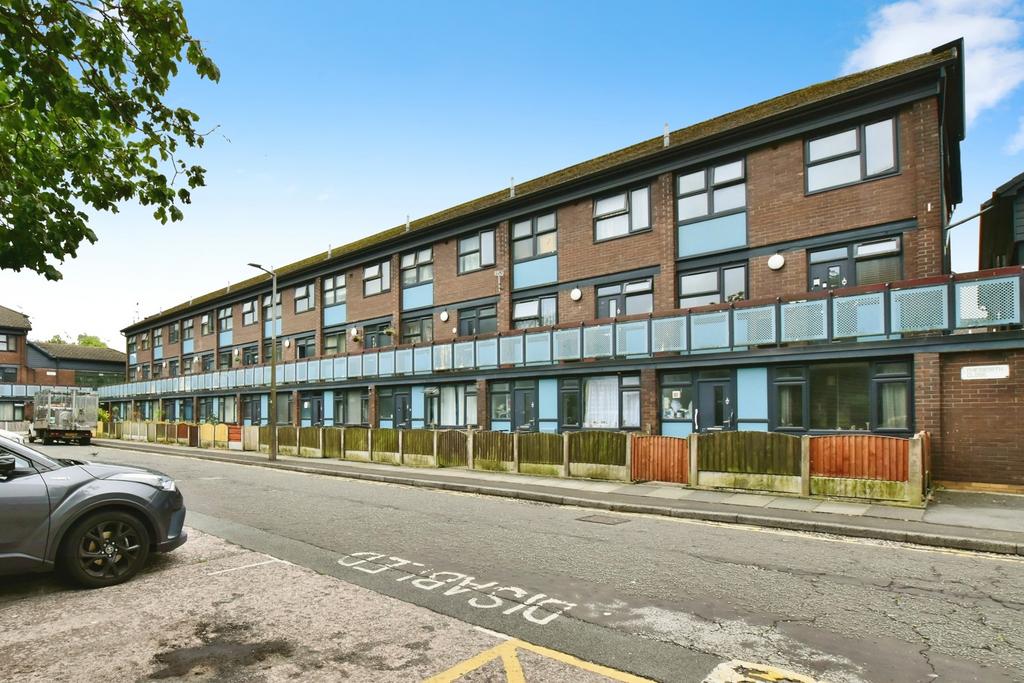 Chesworth Close, Stockport SK1 3 bed apartment for sale - £150,000