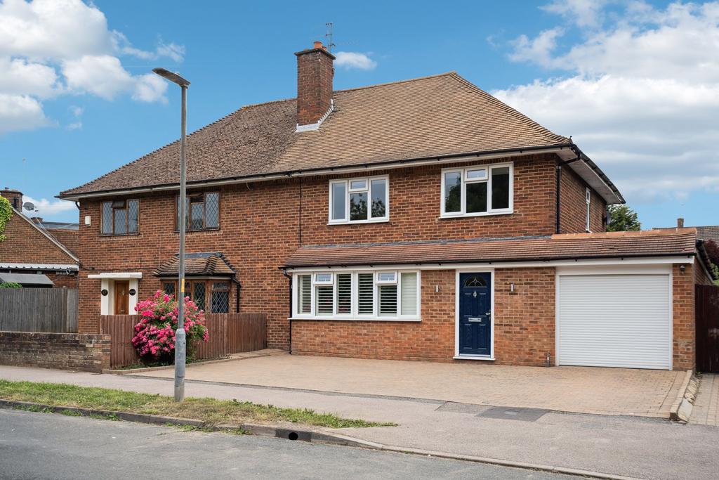 Moatfield Road, Bushey, WD23 4 bed semi-detached house - £775,000