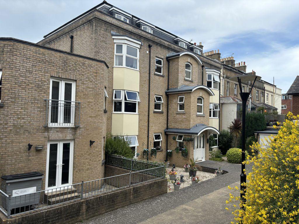 Cross Street, Ryde, Isle of Wight 2 bed apartment to rent - £975 pcm (£ ...