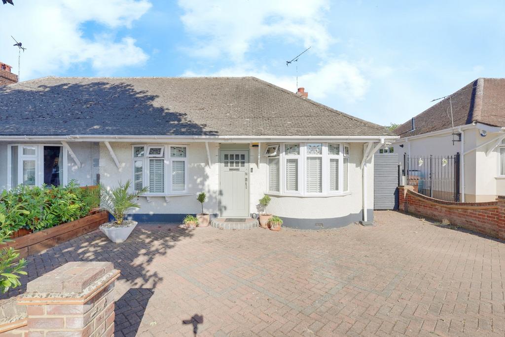 Southwold Crescent, Benfleet, SS7 2 bed semi-detached bungalow for sale - £400,000