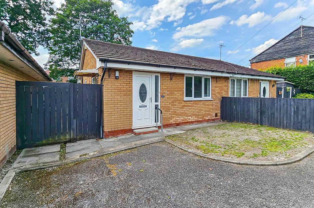 Pennistone Close, Irlam, Manchester, M44 2 bed semi-detached bungalow ...