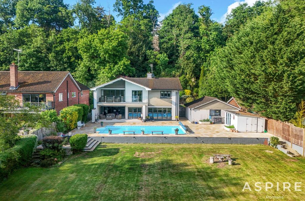 The Warren, Caversham, Reading 5 bed detached house for sale - £1,950,000