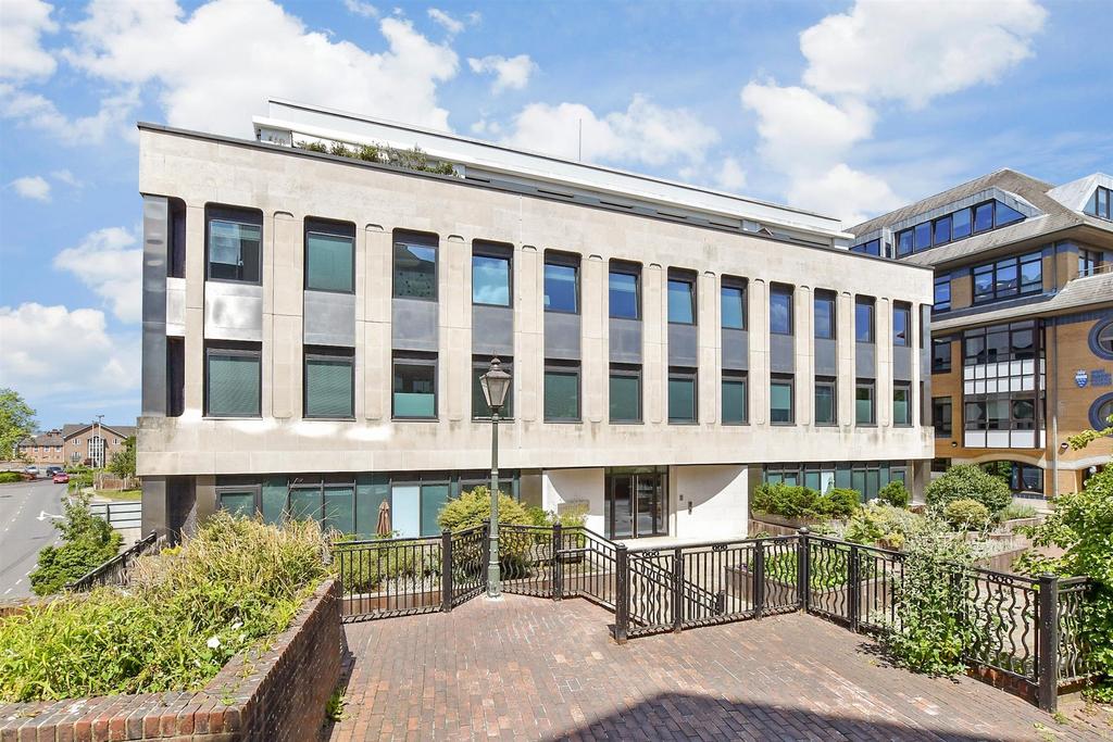 Chart Way, Horsham, West Sussex 2 bed penthouse for sale - £385,000