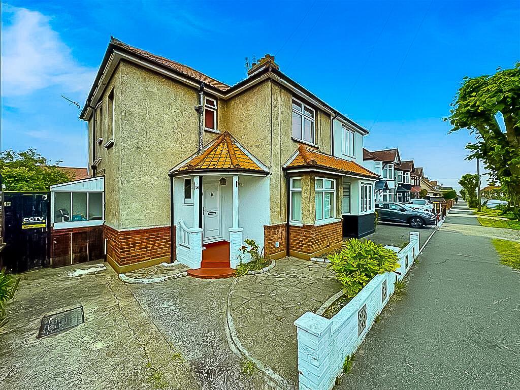 Kings Avenue, Clacton-On-Sea CO15 3 bed semi-detached house - £250,000
